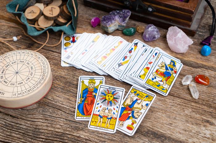 Tarot Falı Nedir? Tarot Kartlarının Anlamları| Alem Dergisi